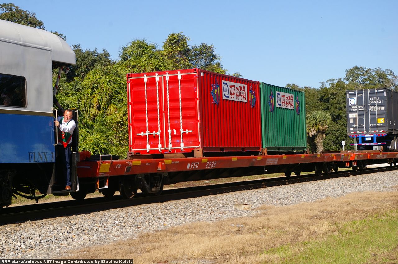 FEC 2238 WITH TRAILER FULL OF TOYS